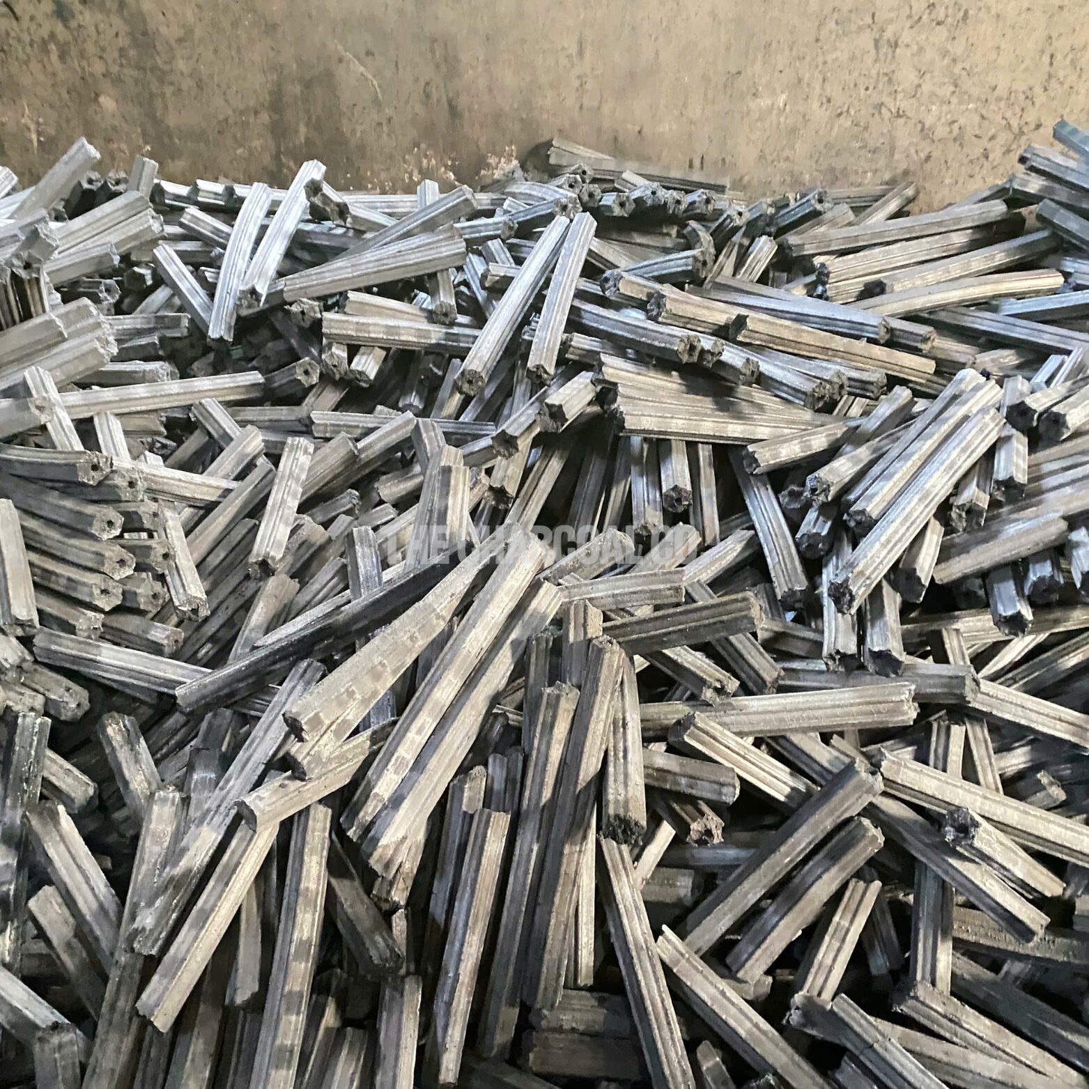 Sawdust Charcoal Vs Lump Charcoal: Which Is Better For Grilling? - The ...